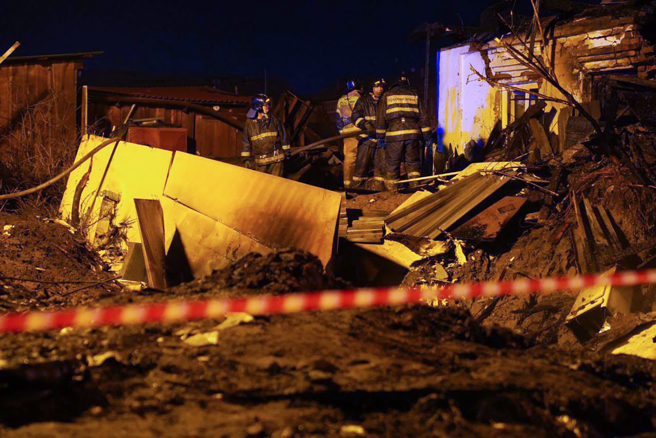 Russisch militair vliegtuig stort neer op woning in Siberië | Foto | hln.be Russisch militair vliegtuig stort neer op woning in Siberië | Foto | hln.be