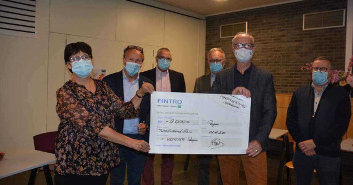 Marnixring De Pekker schenkt cheque aan ‘t Venster | Izegem | hln.be
