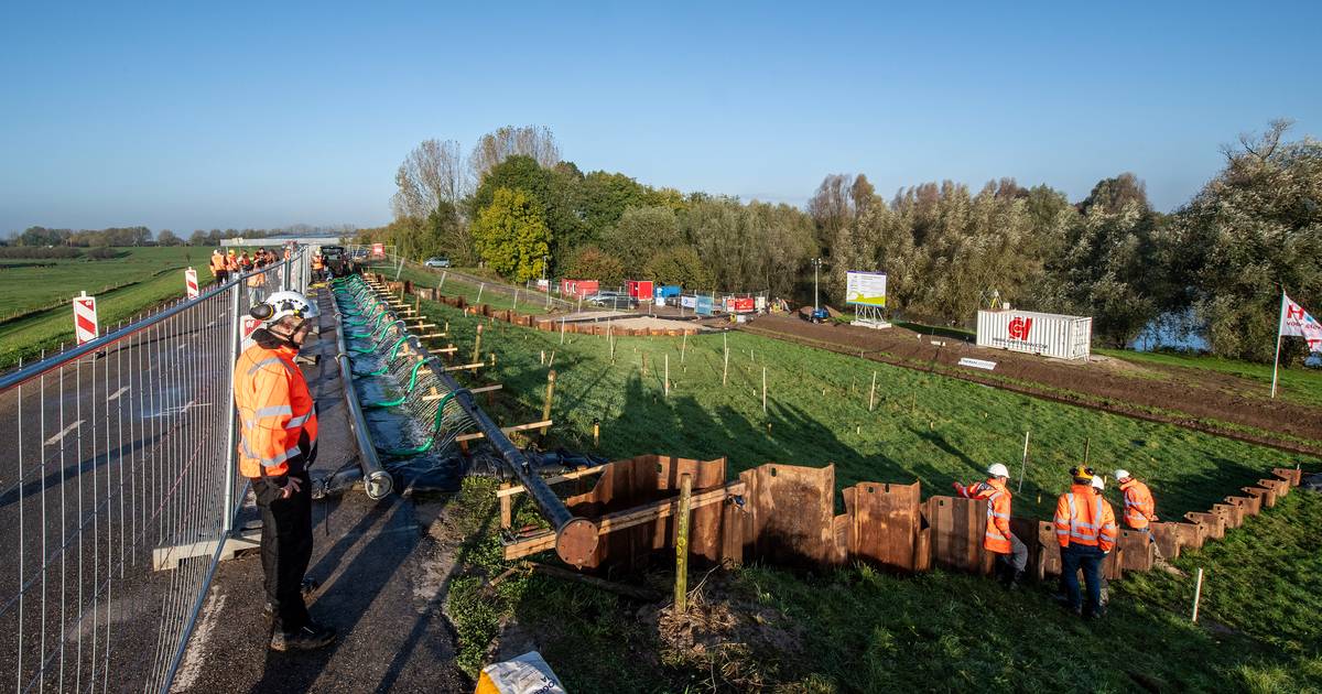 Kan dit beruchte stukje Waaldijk tegen heel veel water? Dat moet een ...