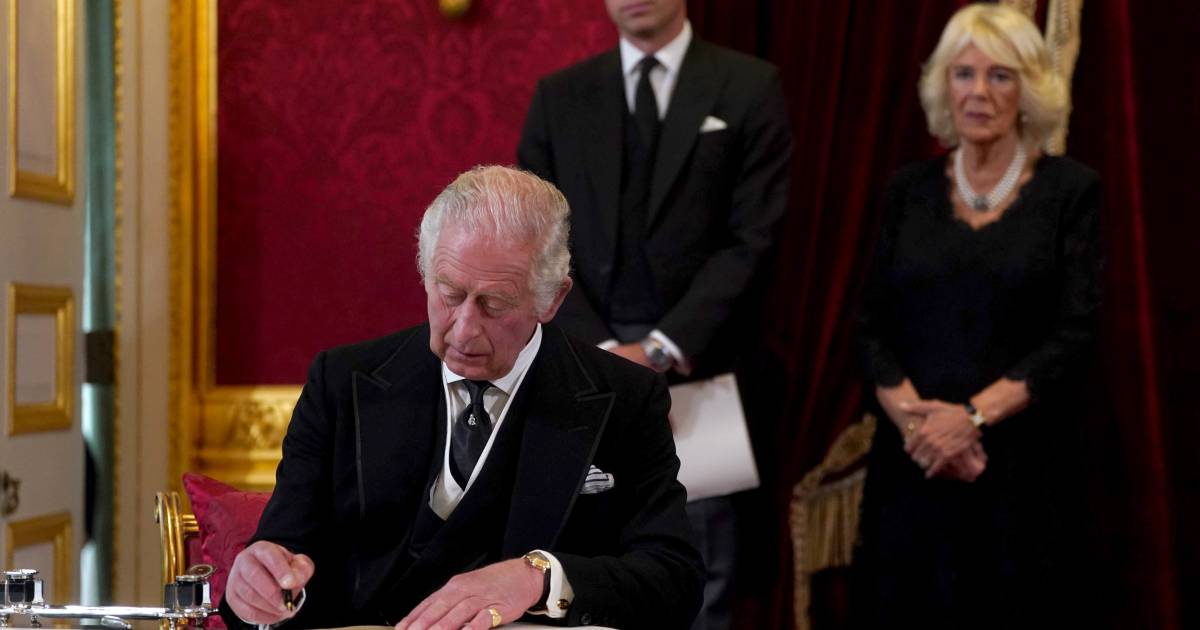 Ce geste “dédaigneux” de Charles III envers un membre du personnel ...