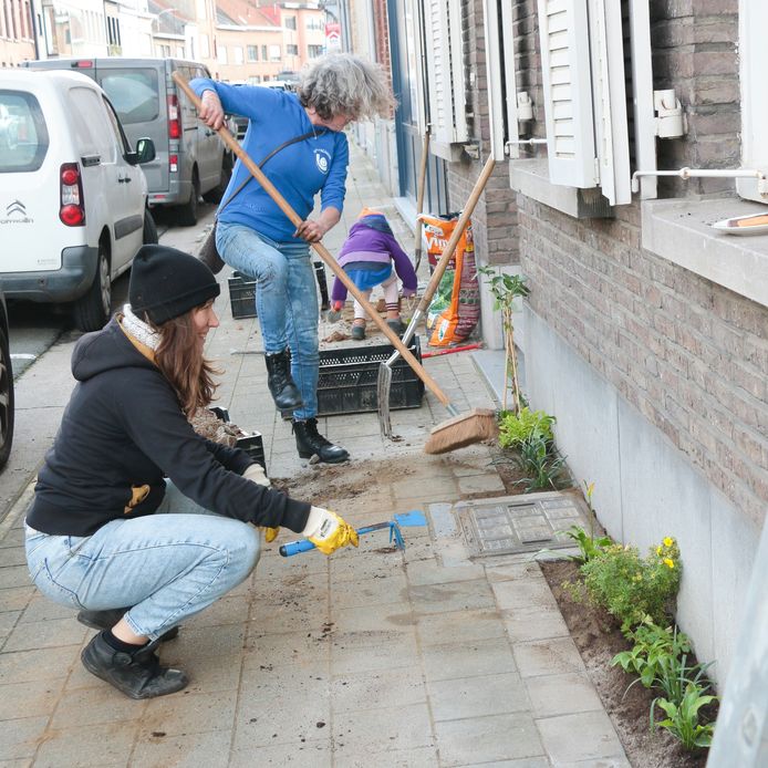 40-tal huizen voorzien van een geveltuintje tijdens de Tegelwipdag ...