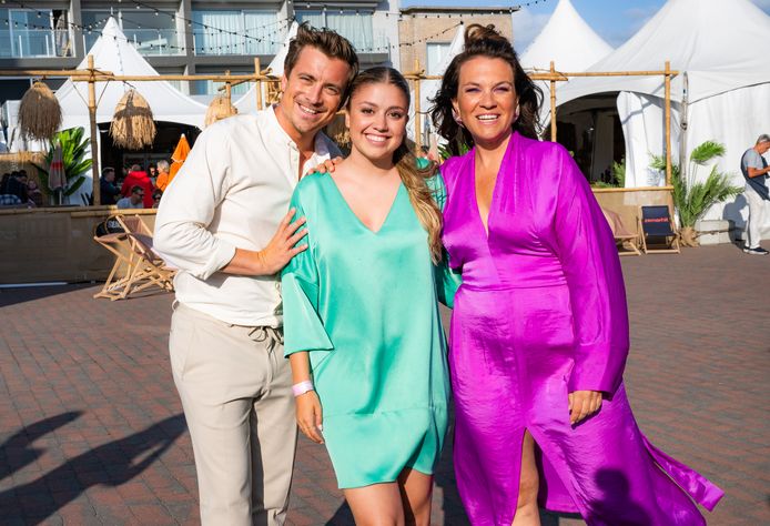 IN BEELD. ‘Reporter’ Zita Wauters legt papa Koen het vuur aan de schenen op ‘Zomerhit’: “Aan ...