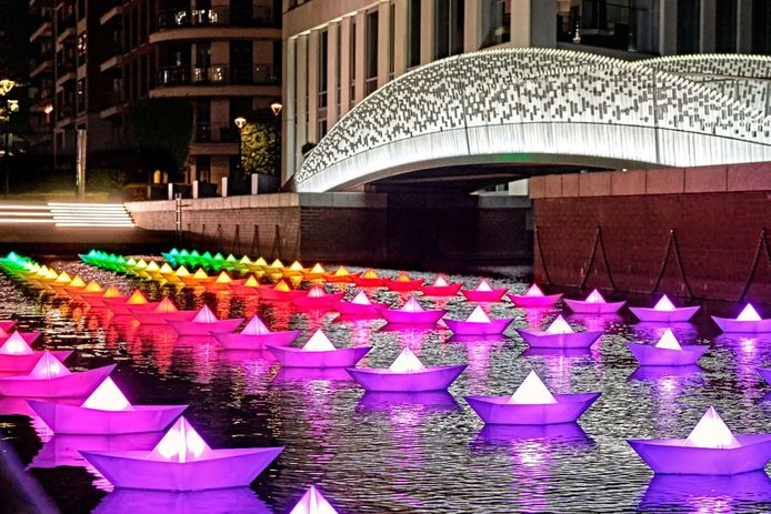 Een veilige haven in de vorm van 75 verlichte origamibootjes bij ...