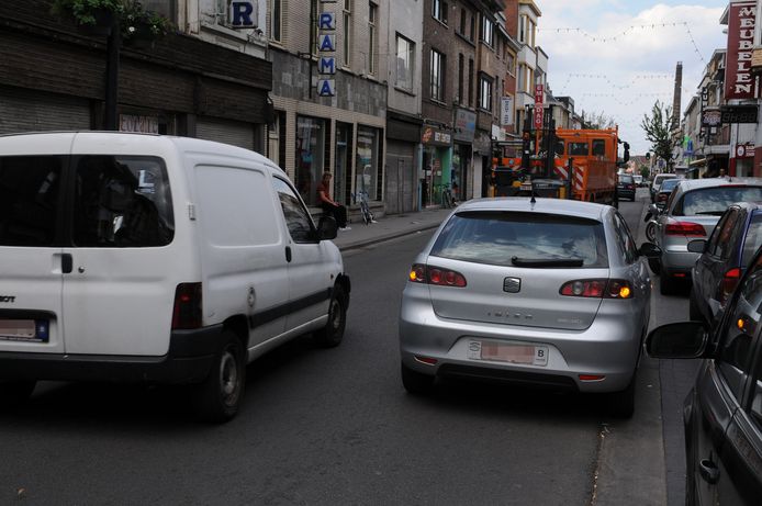 Touring vraagt dubbel parkeren strenger aan te pakken | Binnenland | hln.be