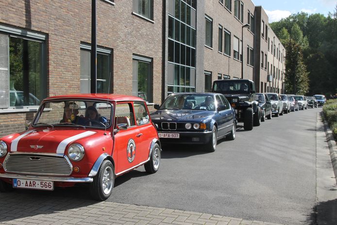 IN BEELD. Old Car Drivers trakteren oudjes op oldtimerrit ...