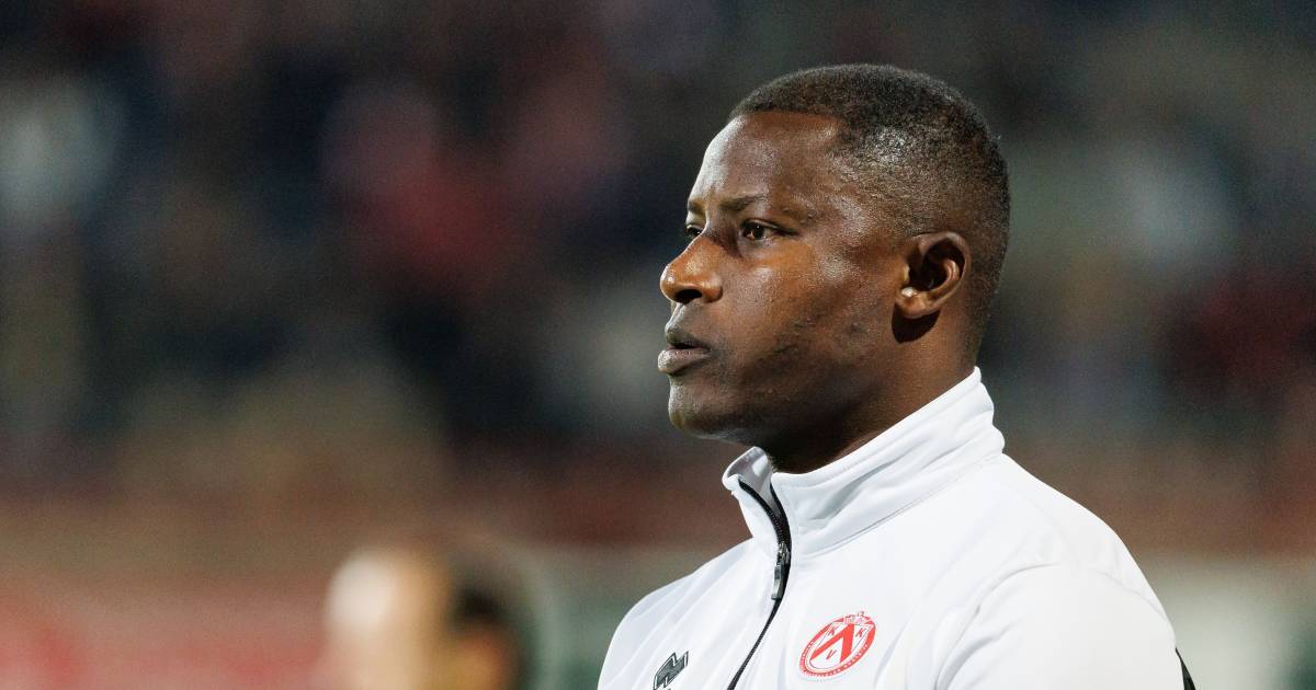 Joseph Akpala moet opnieuw de meubelen redden bij KV Kortrijk: “We ...