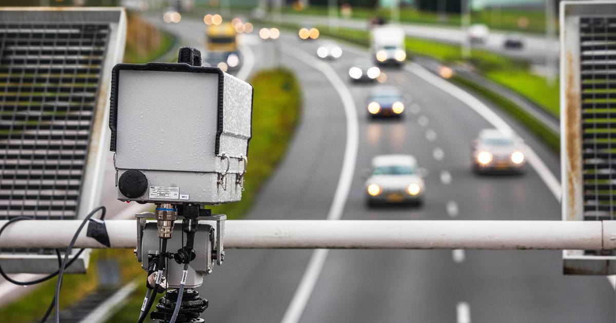Zo kijkt de politie met slimme camera mee naar bellers achter het stuur ...