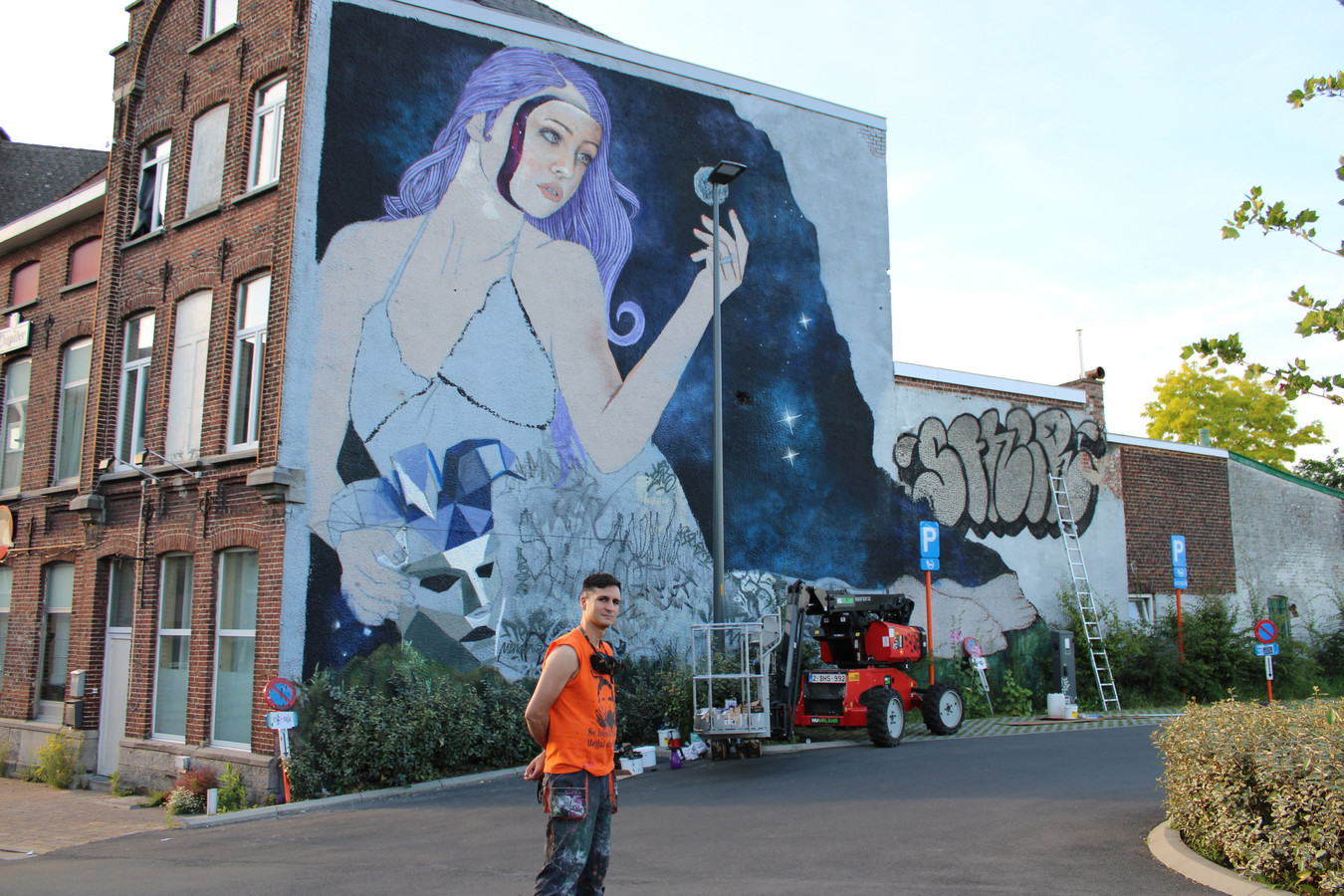 Madrileense graffitikunstenaar Sfhir kleurt stationsparking met De ...