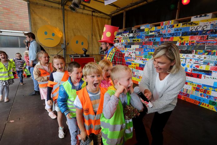 350 kinderen verpulveren wereldrecord 'langste schreeuw' | Ichtegem ...