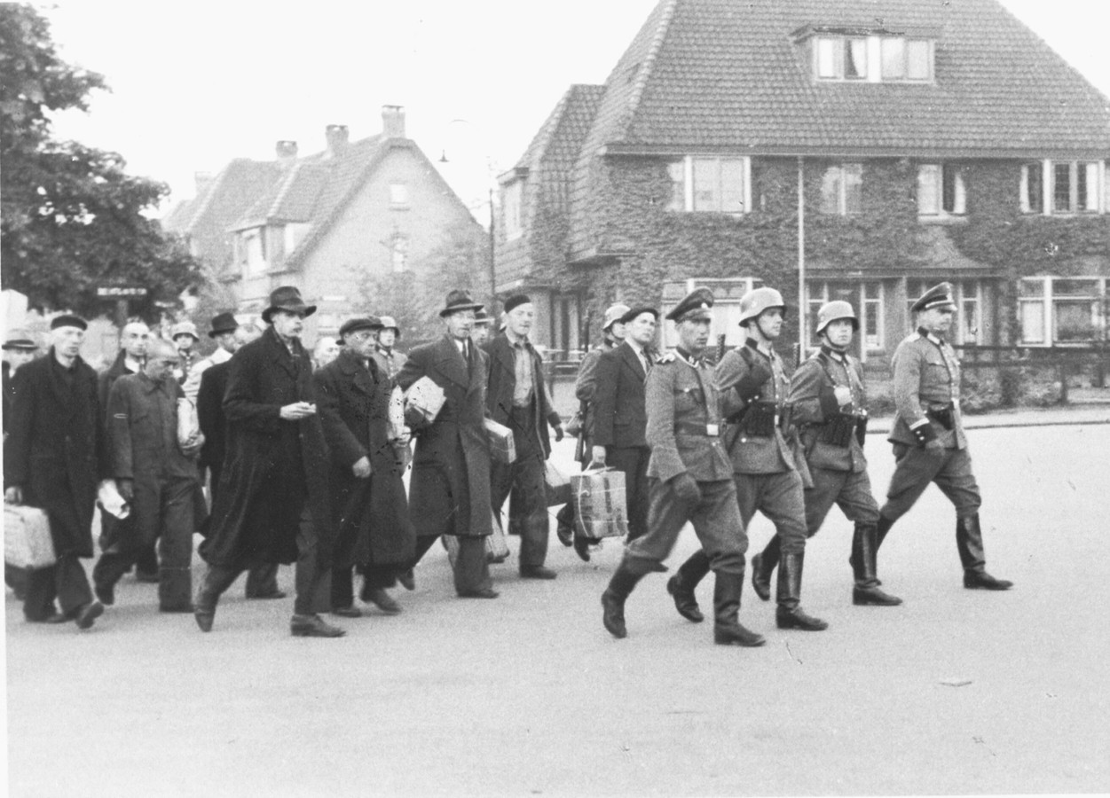 75 jaar verdriet: de razzia van Putten in 18 foto’s | Foto | destentor.nl