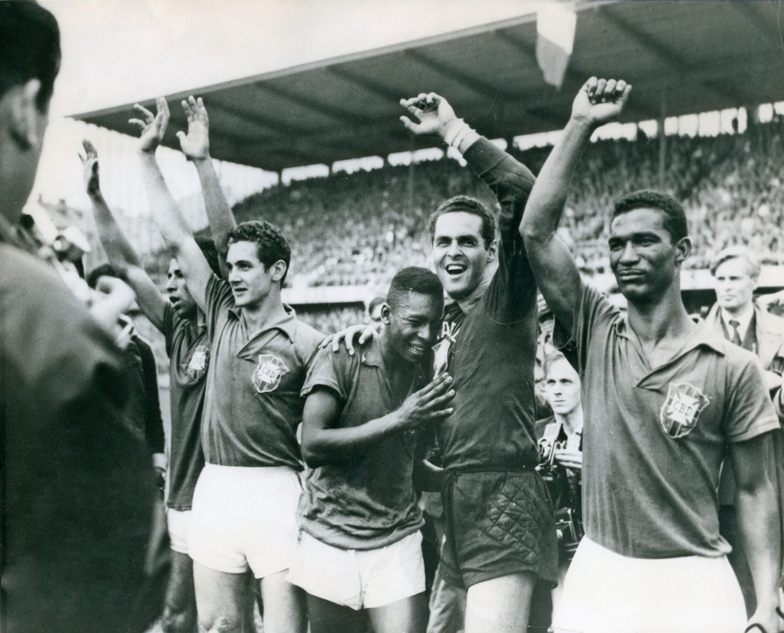 Het rijke voetballeven van Pelé in tien fraaie foto's | Foto ...