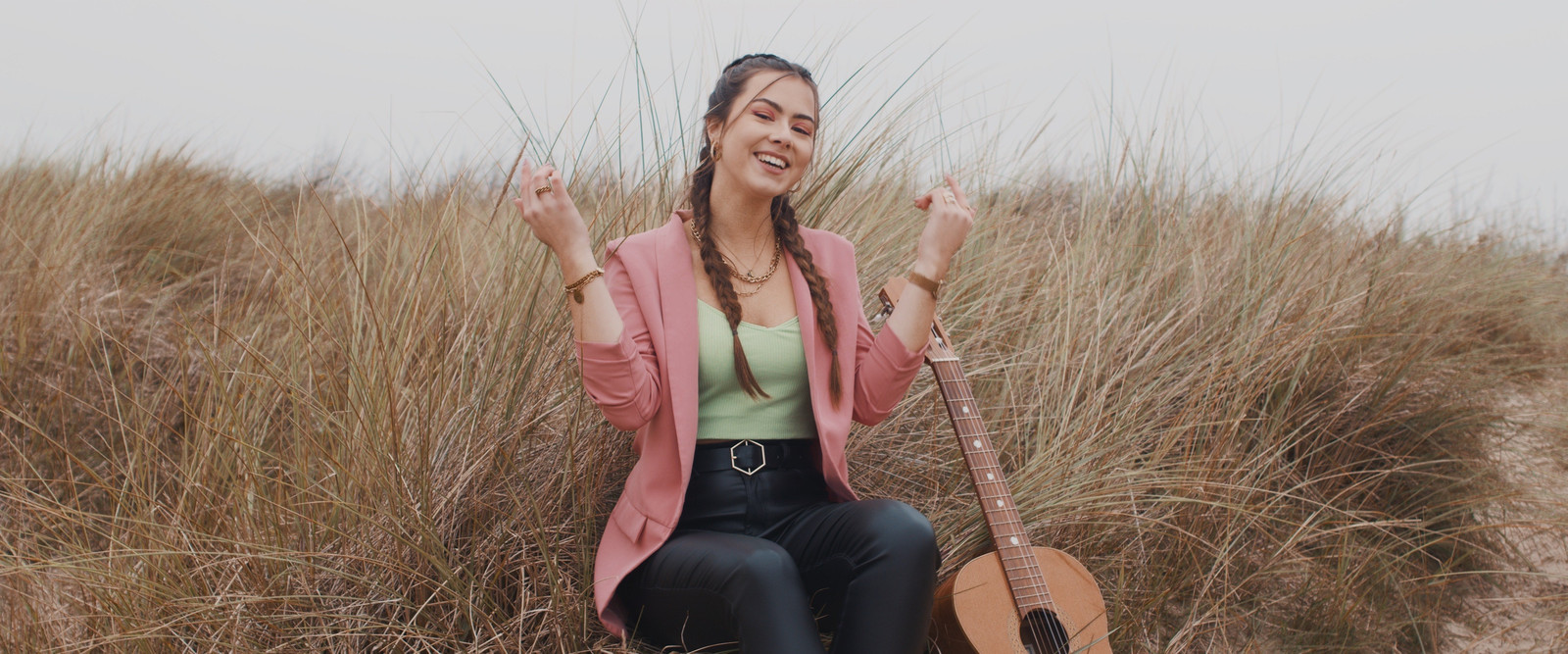 Emma May bezingt haar jeugd in Zoutelande: ‘Ik zal nooit vergeten waar ...