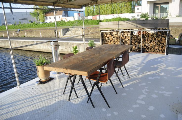 BINNENKIJKEN. Gezellige woonboot te koop voor slechts 275.000 euro ...