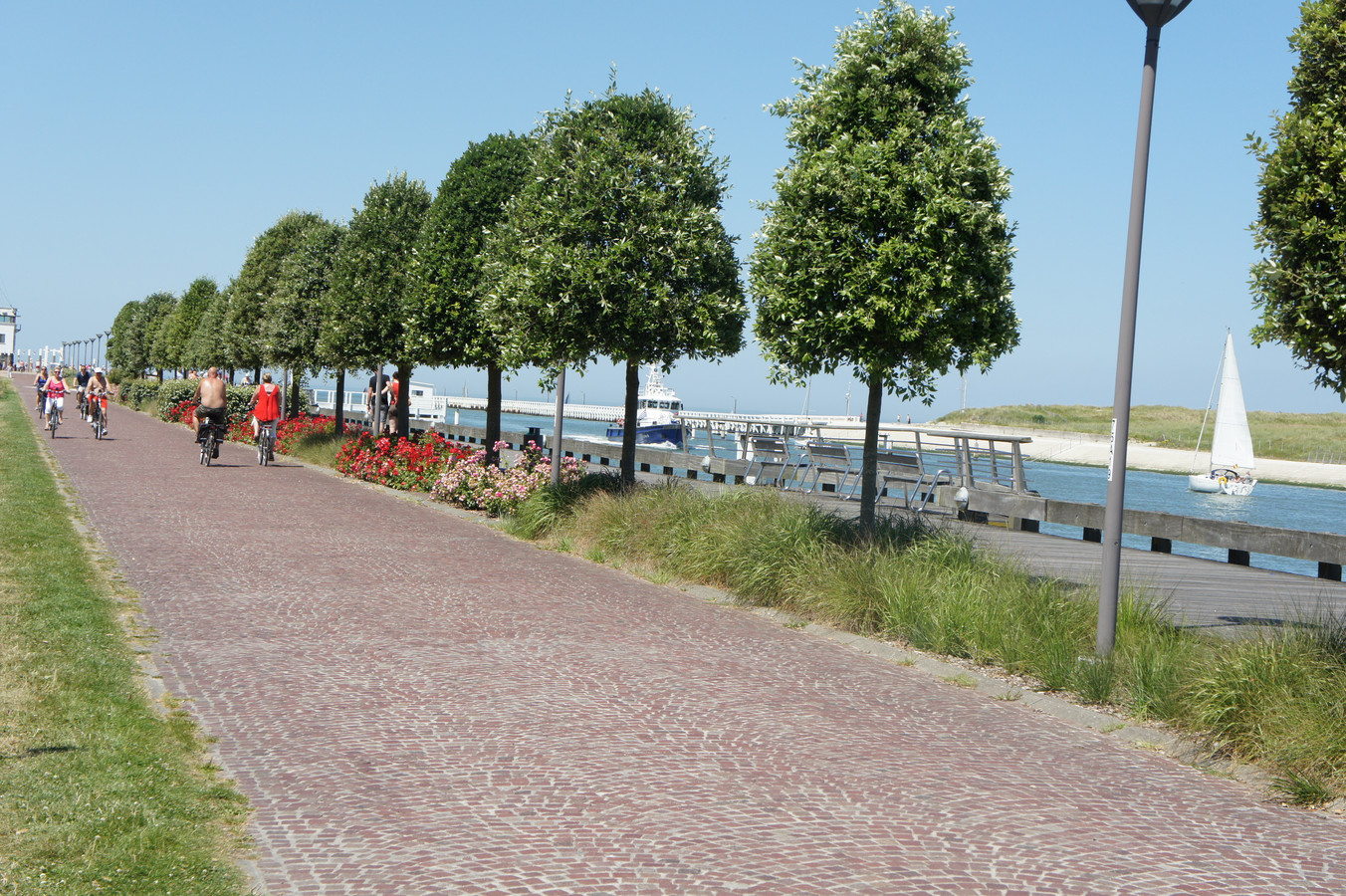 Gedaan met opstekende houten planken op promenade tussen stad en bad ...