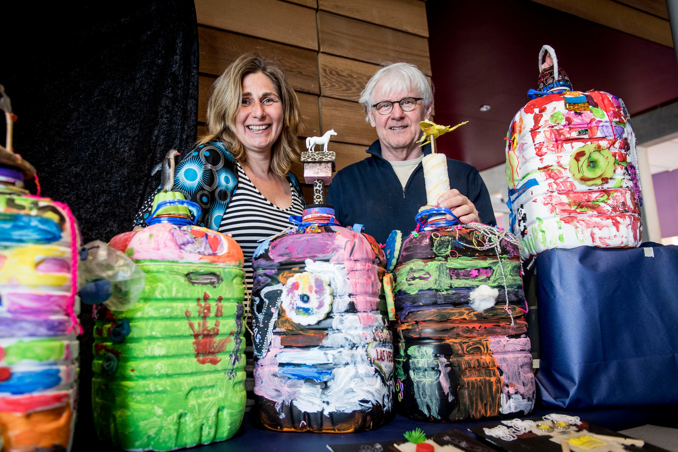 ‘Wilde werken’ voor 50 euro kopen in met sluiting bedreigd Koetshuis ...