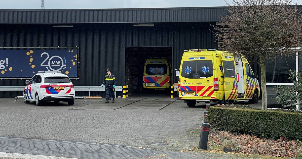Slachtoffer bedrijfsongeval in Rijssen met spoed naar het ziekenhuis ...