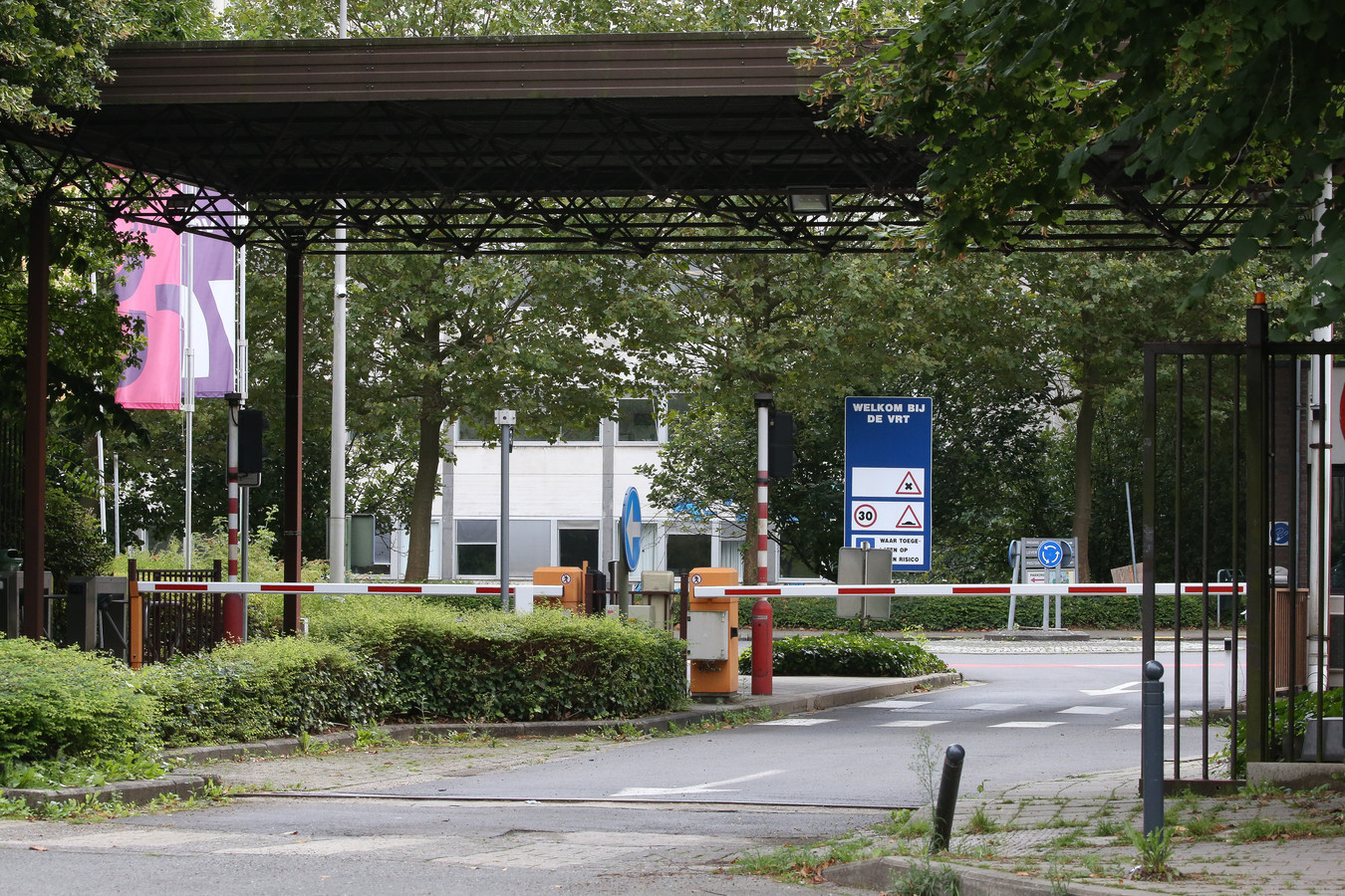 Geboeid afgevoerd, overnachting in politiecel, en zelfs met zijn ... Geboeid afgevoerd, overnachting in politiecel, en zelfs met zijn ...