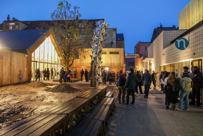 Na vier jaar renovatiewerken is GC de Vaartkapoen opnieuw open: “Transparanter en toegankelijker ...