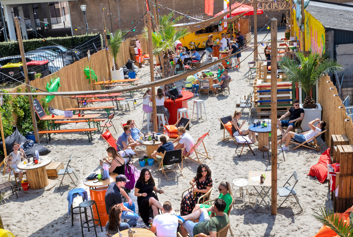 Zon, geen zee, wel een strand in hartje Helmond; vakantiegevoel op ...