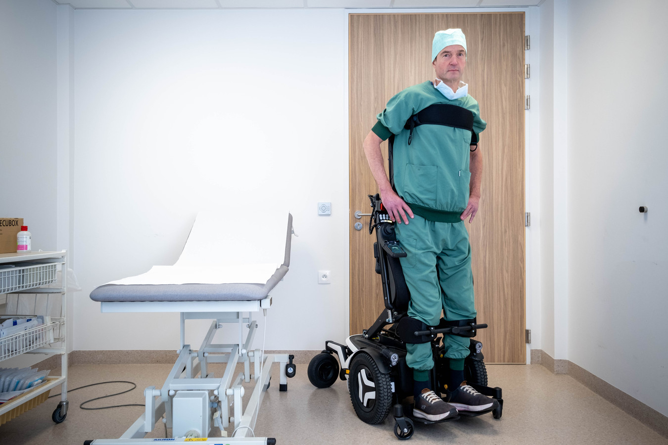 Na fietsongeval opereert verlamde chirurg nu vanuit rolstoel ...