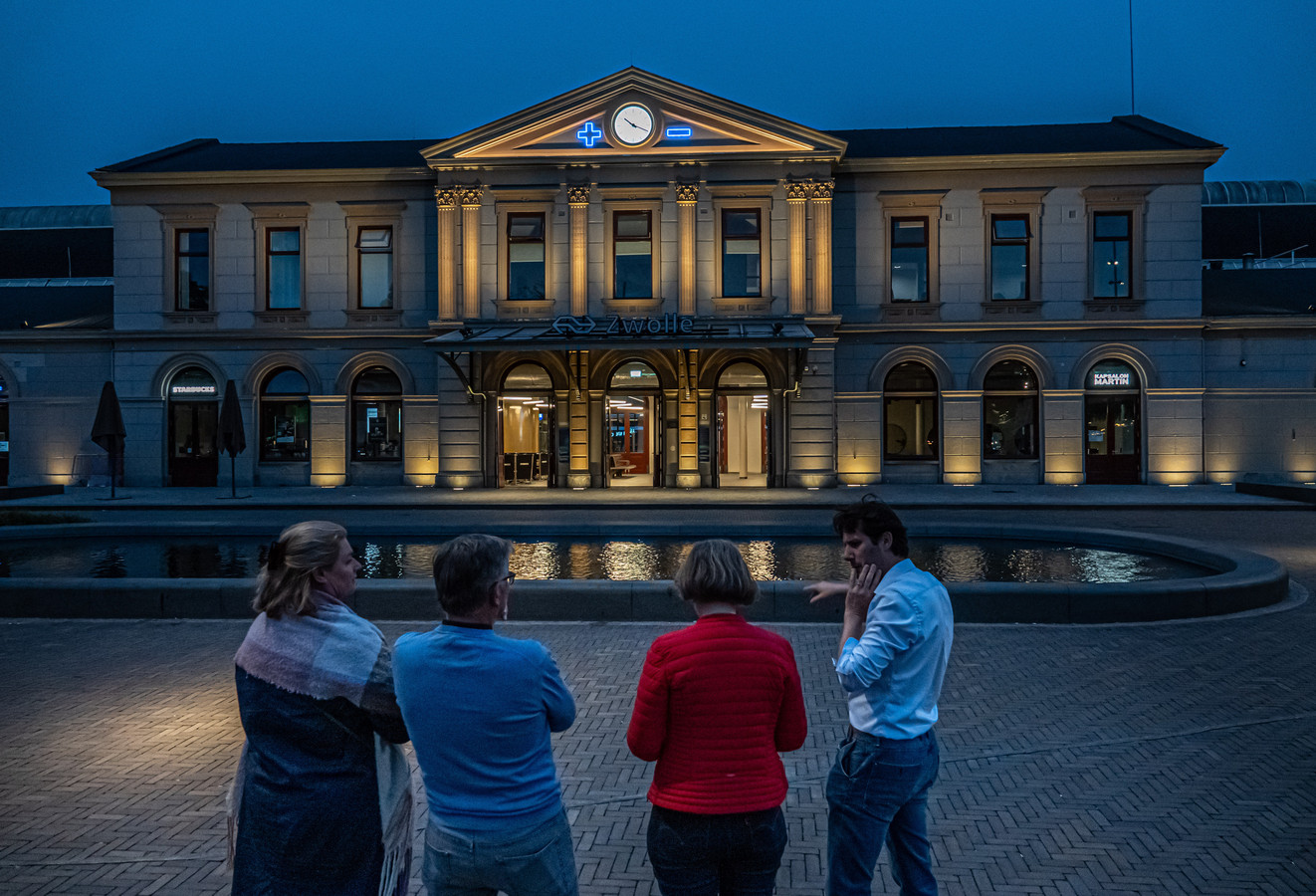 Zo ziet het station van Zwolle er voortaan ’s nachts uit (maar binnen ...