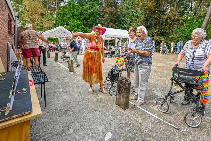 Ouderen spelen gezellig oud-Hollandse spelletjes in de bossen van ...