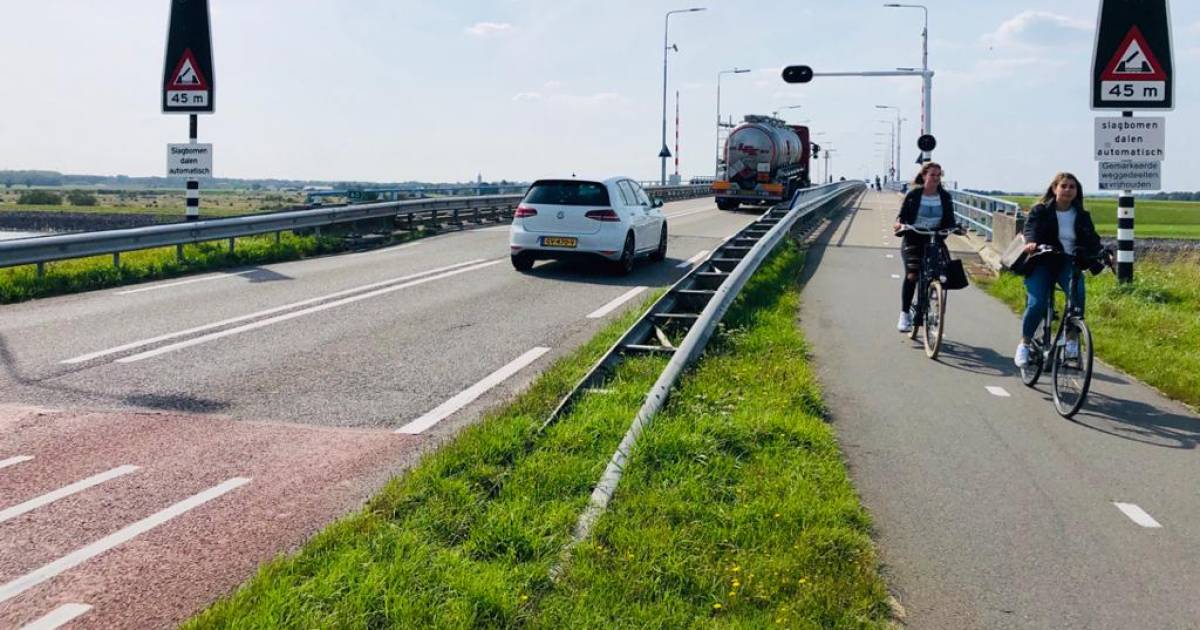 Grote hinder voor verkeer nu Postbrug 9 weken open staat, reizen met bus wel gratis tussen ...