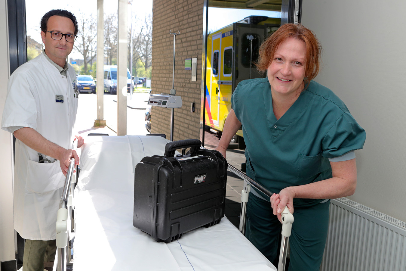 Toen een banaan openen niet lukte, bleek het foute boel bij John (54 ...