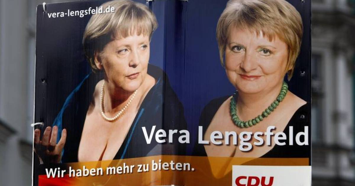 Affiches met decolleté Angela Merkel weg | Buitenland | hln.be