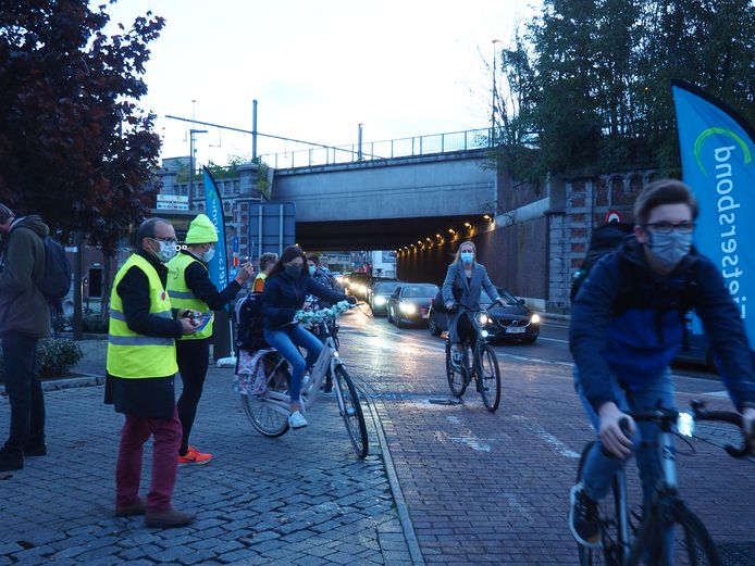 Fietsersbond en AXA verlichten onverlichte fietsers: “Laat je zien ...