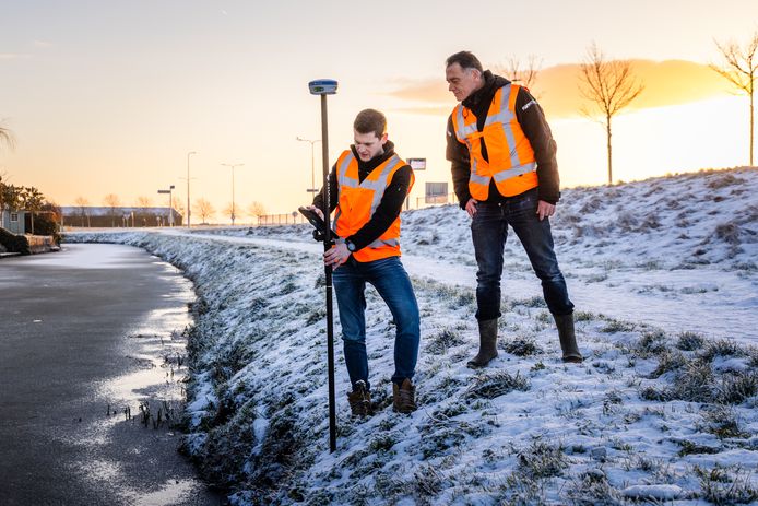 De Hoeksche Waard boven water houden: Martin inspecteert kilometers aan dijken en oevers ...