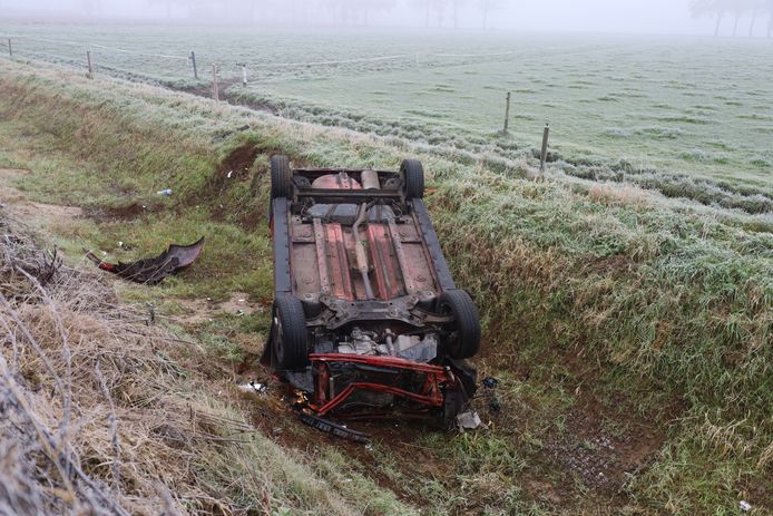 Auto belandt op zijn kop in een greppel langs de N605 in Boekel | Uden ...