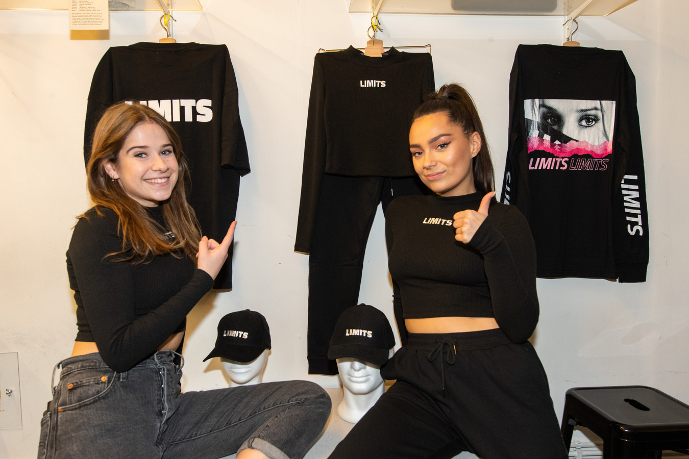 Zangeres Laura Tesoro verwent haar fans met eigen kledinglijn én (even ...