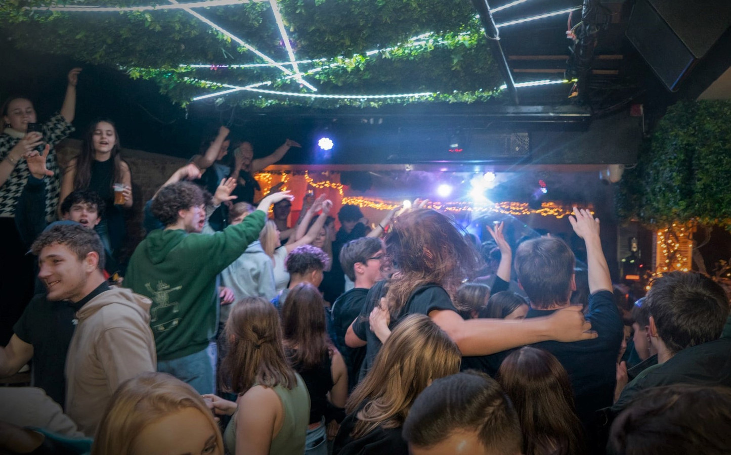 Café 56 houdt marathonopening van 24 uur, precies twee jaar nadat ...