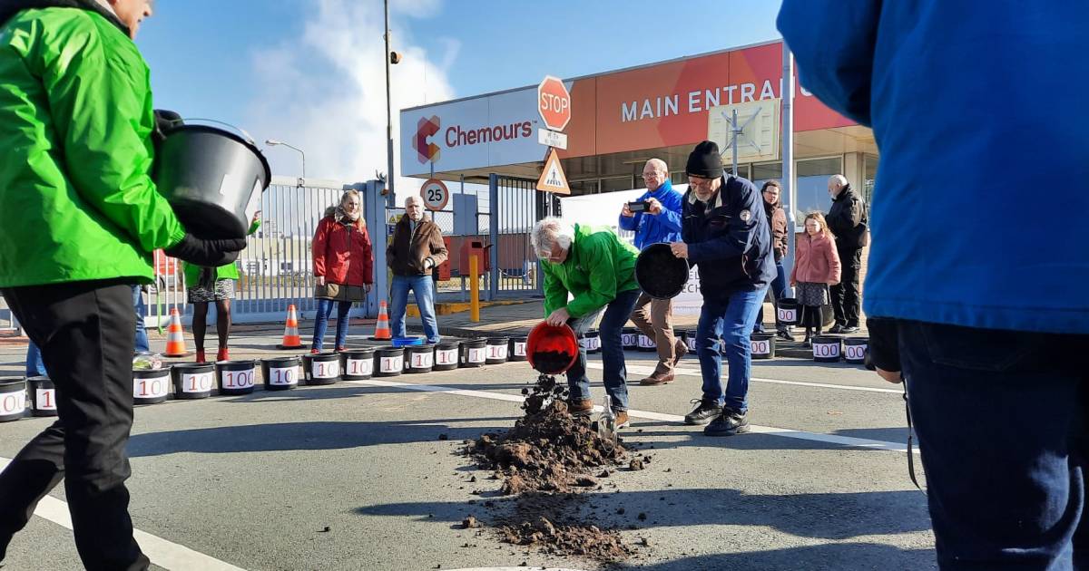 Actiegroep klaar voor 150ste protest tegen PFAS-uitstoot Chemours ...