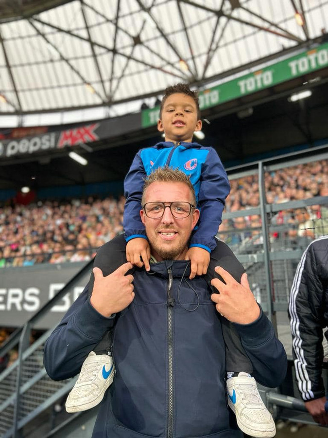 Robert (36) is op zondag dominee, broer Danny (39) zit dan bij ...