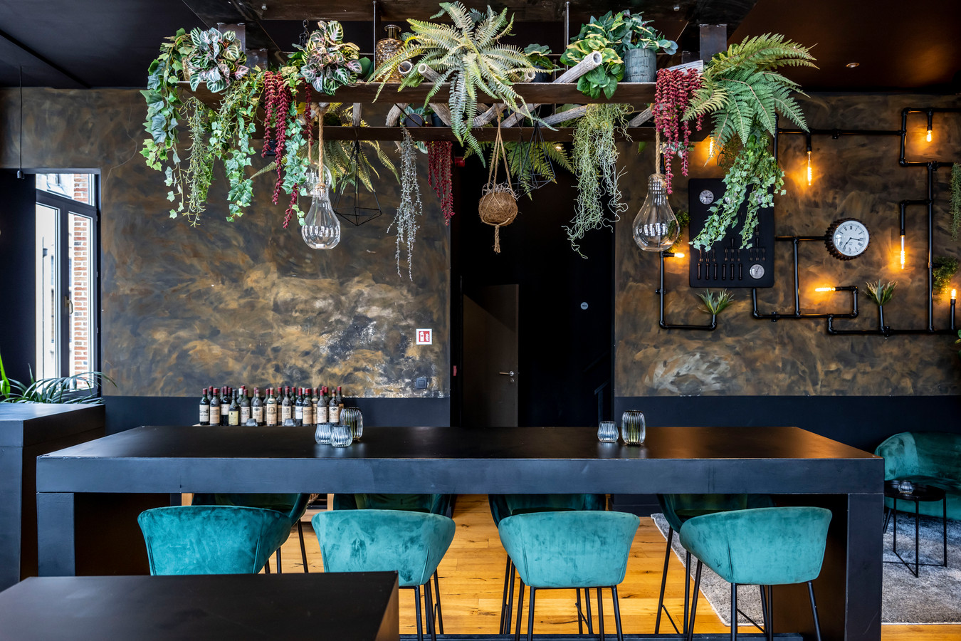 NET OPEN. Jordan serveert wijn en fingerfood in nieuwe wijnbar Barolo ...