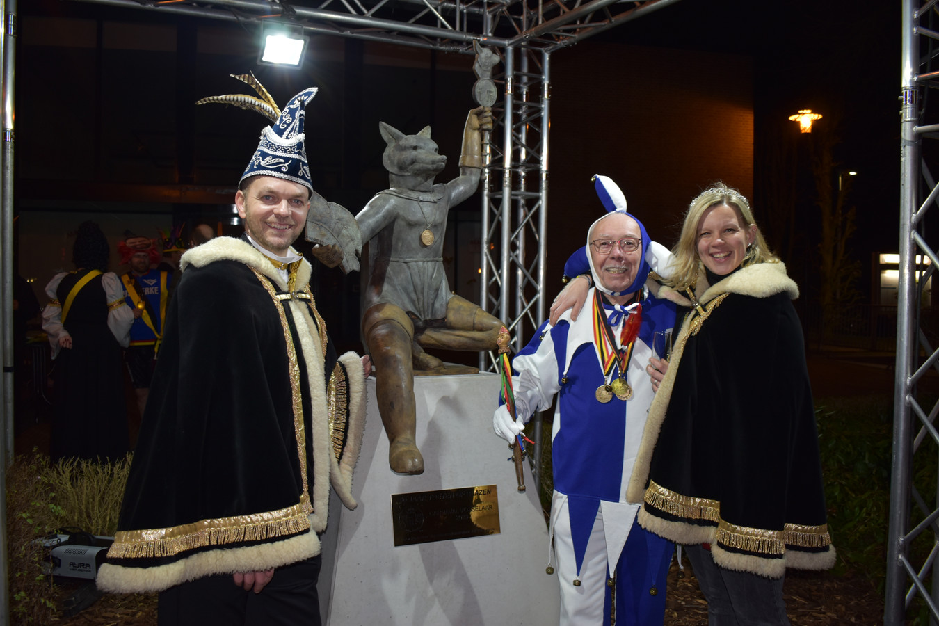 50 jaar Vosselaar Carnaval DAG 1: "Met dit bronzen beeld vereeuwigen we ...
