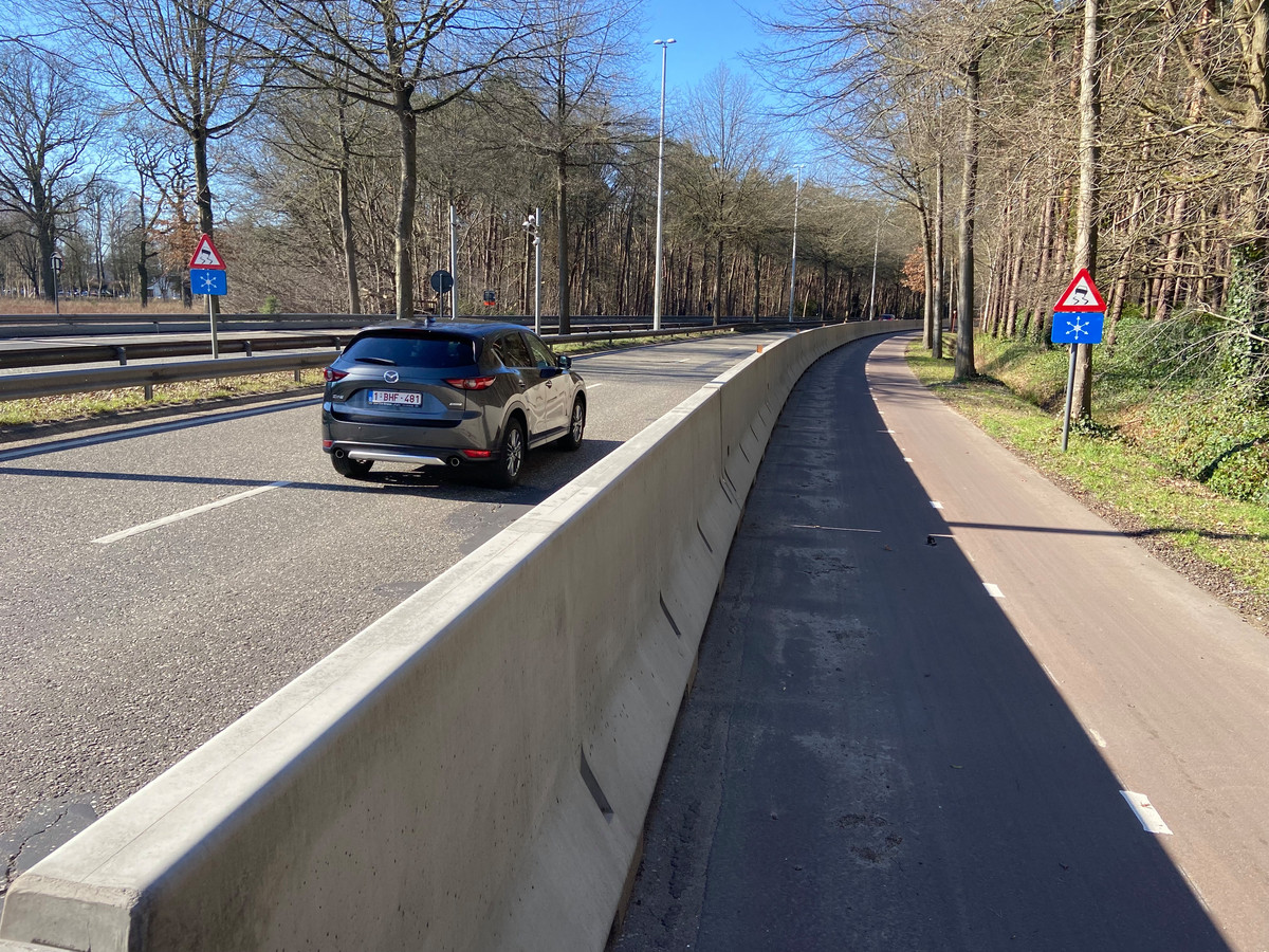 1,25 meter hoge betonblokken scheiden fietspad van rijbaan: “Breek die ...