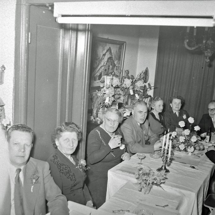Het zilveren echtpaar Van Luyt vierde een feestje in 1953 | Eindhoven ...