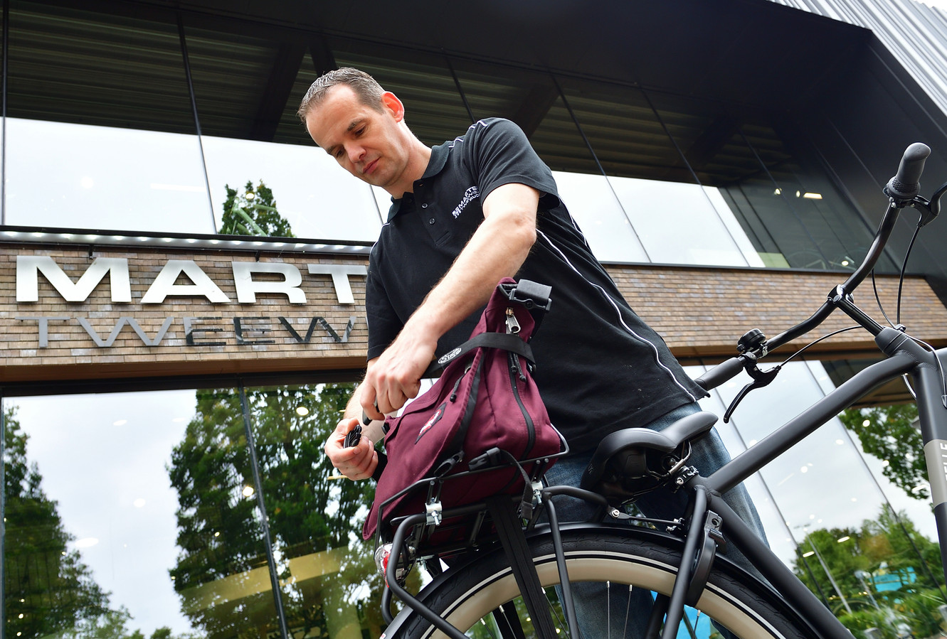 Dag omafiets, doei spin: moderne brugklasser fietst op een e-bike en ...