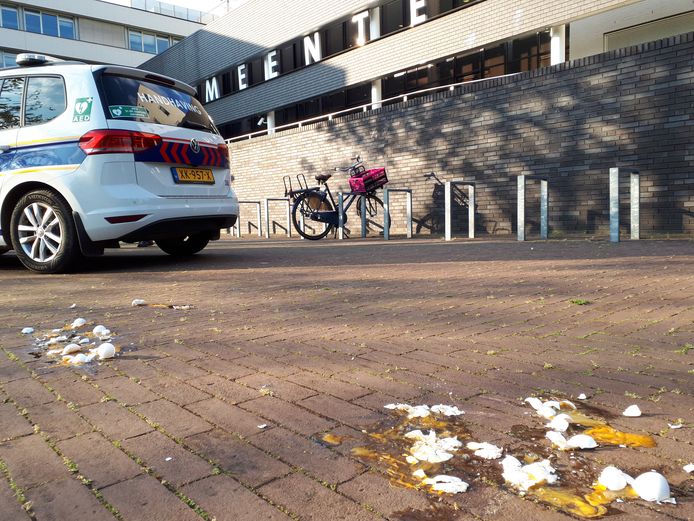 Zoon Arie den Dekker besmeurt gemeentehuis Oss met eierstruif: ‘Veeg m ...