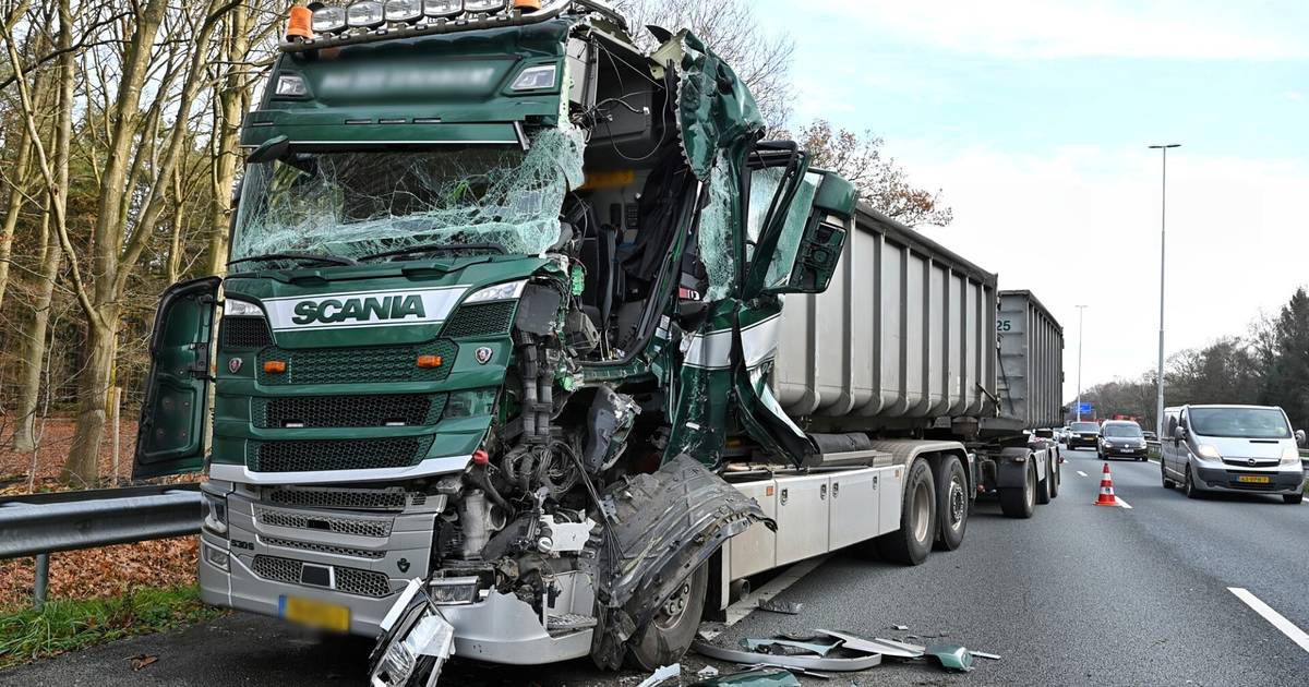 Zijkant van vrachtwagen losgerukt bij botsing met andere truck op A58 bij Moergestel | Oirschot ...