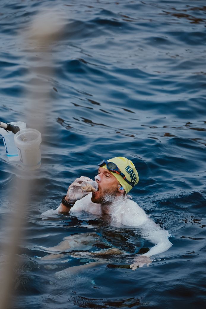 Zwemmer Matthieu Bonne (29) heeft het lastig tijdens recordpoging: “Als ...