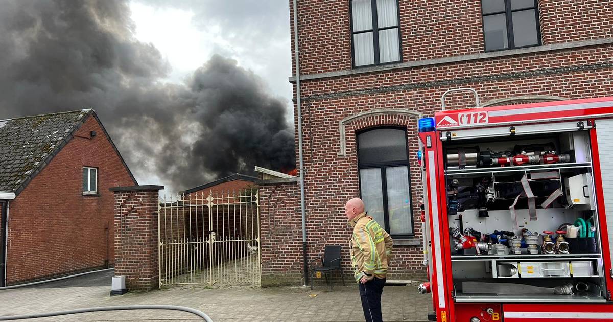 Zware brand in loods met elektrische fietsen en landbouwmachines in ...