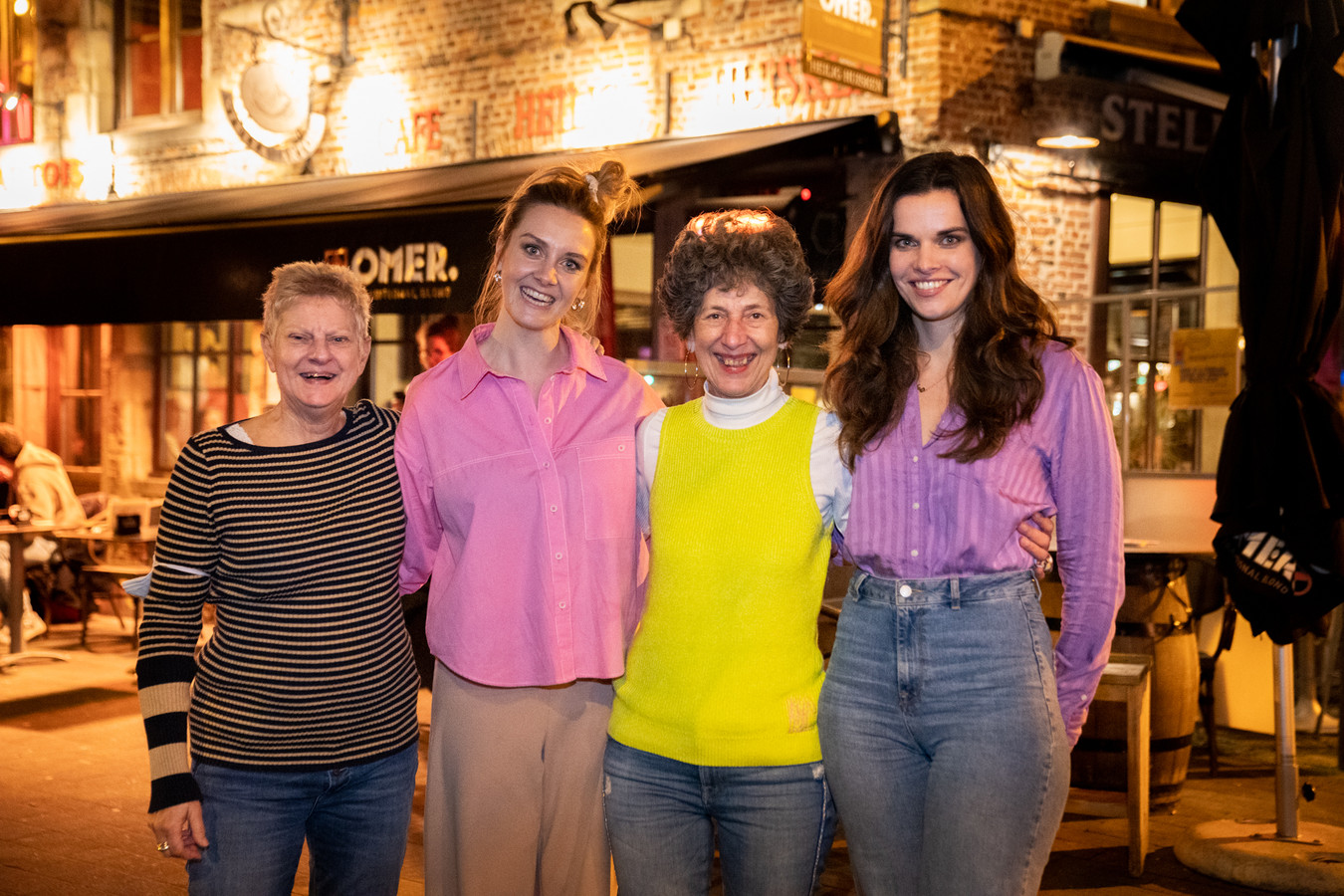 Eva en Amber (31) nemen bruine kroeg Heilig Huisken over van Jackie en ...