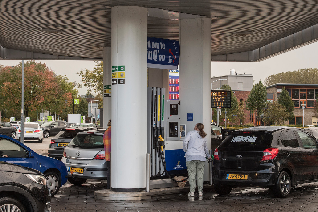 Heel even tanken voor 1,11 euro per liter: ‘Ik heb er twee uur voor ...