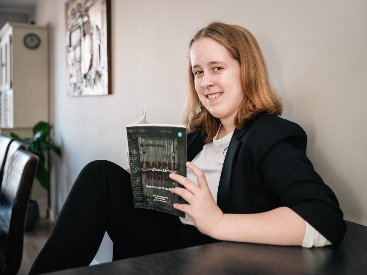 Oirschotse Sophie (14) brengt eigen boek uit: ‘Altijd in elkaar gedoken ...
