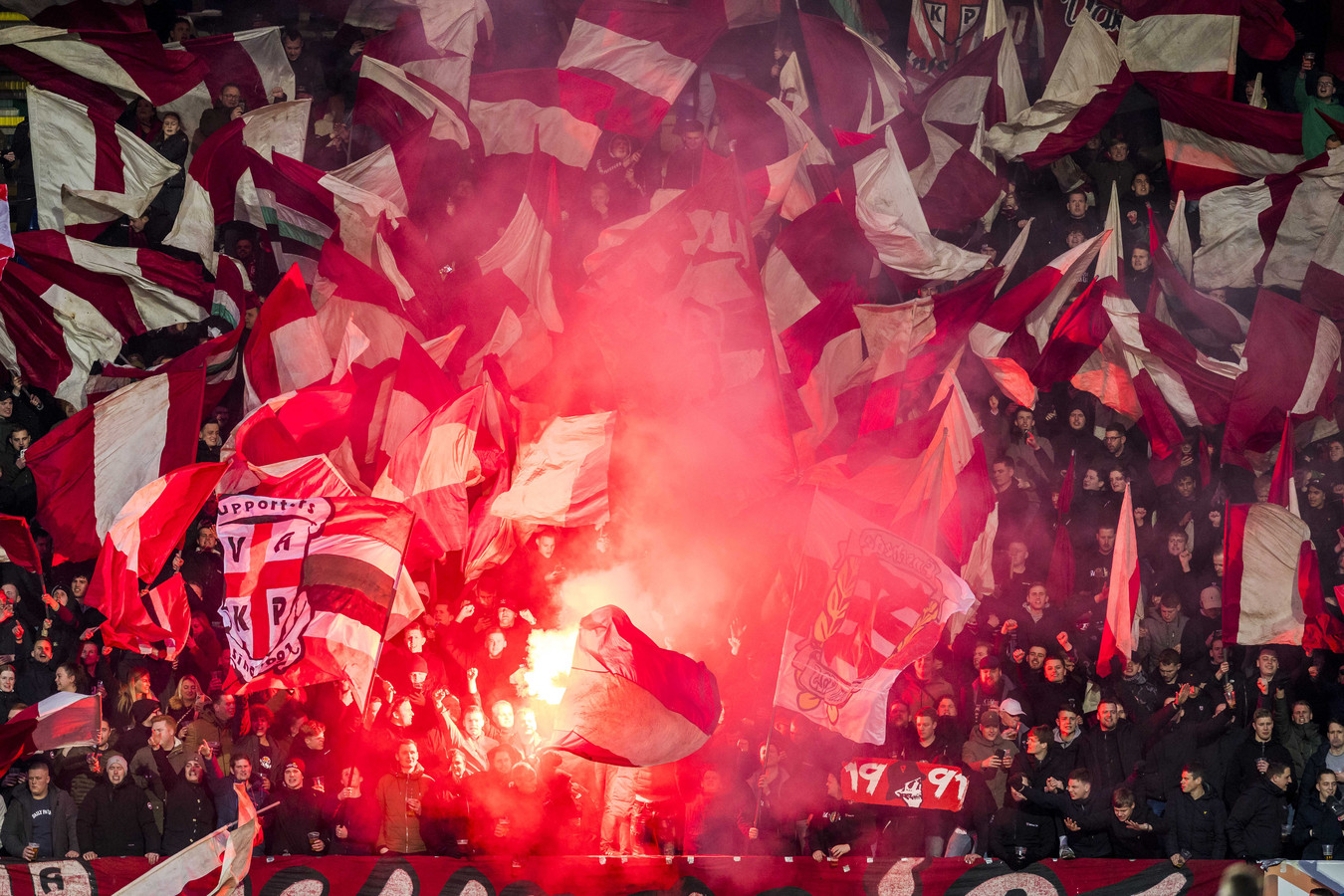 Spanningen tussen FC Utrecht en FC Twente blijven: maar 200 fans uit ...