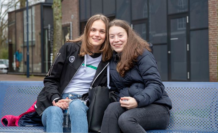 Andere klas, maar Charlotte en Fenna blijven vriendinnen: ‘We voelen ...